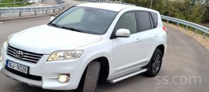 White Toyota RAV4 2012 in Riga, with an engine capacity of 2.20 L and mileage of 175 thousand km for 8900 €, photo 4 on AUTOMOTO.COM.LV