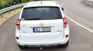 White Toyota RAV4 2012 in Riga, with an engine capacity of 2.20 L and mileage of 175 thousand km for 8900 €, photo 6 on AUTOMOTO.COM.LV