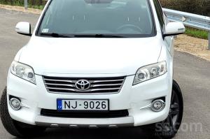 White Toyota RAV4 2012 in Riga, with an engine capacity of 2.20 L and mileage of 175 thousand km for 8900 €, photo 8 on AUTOMOTO.COM.LV