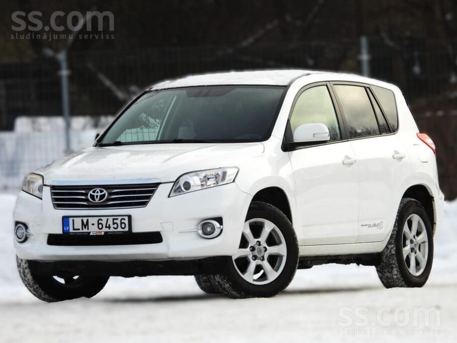 White Toyota RAV4 2012 in Riga, with an engine capacity of 2.20 L and mileage of 228 thousand km for 8790 €, photo 1 on AUTOMOTO.COM.LV