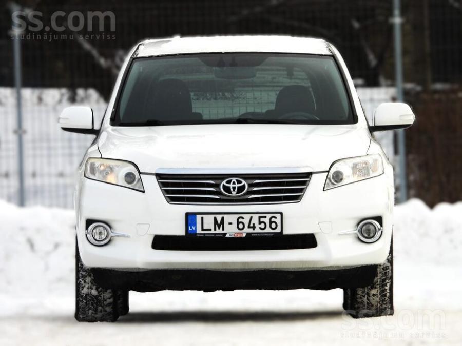 White Toyota RAV4 2012 in Riga, with an engine capacity of 2.20 L and mileage of 228 thousand km for 8790 €, photo 2 on AUTOMOTO.COM.LV