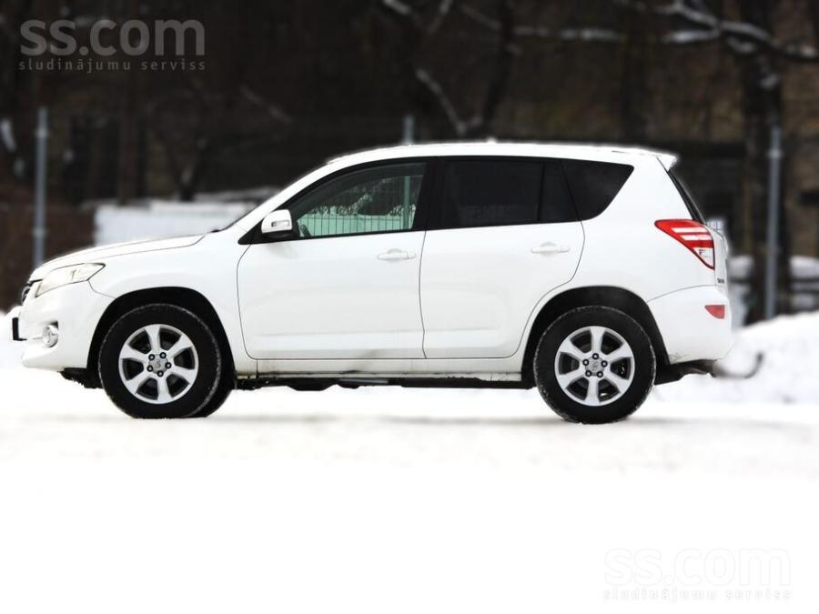 White Toyota RAV4 2012 in Riga, with an engine capacity of 2.20 L and mileage of 228 thousand km for 8790 €, photo 4 on AUTOMOTO.COM.LV