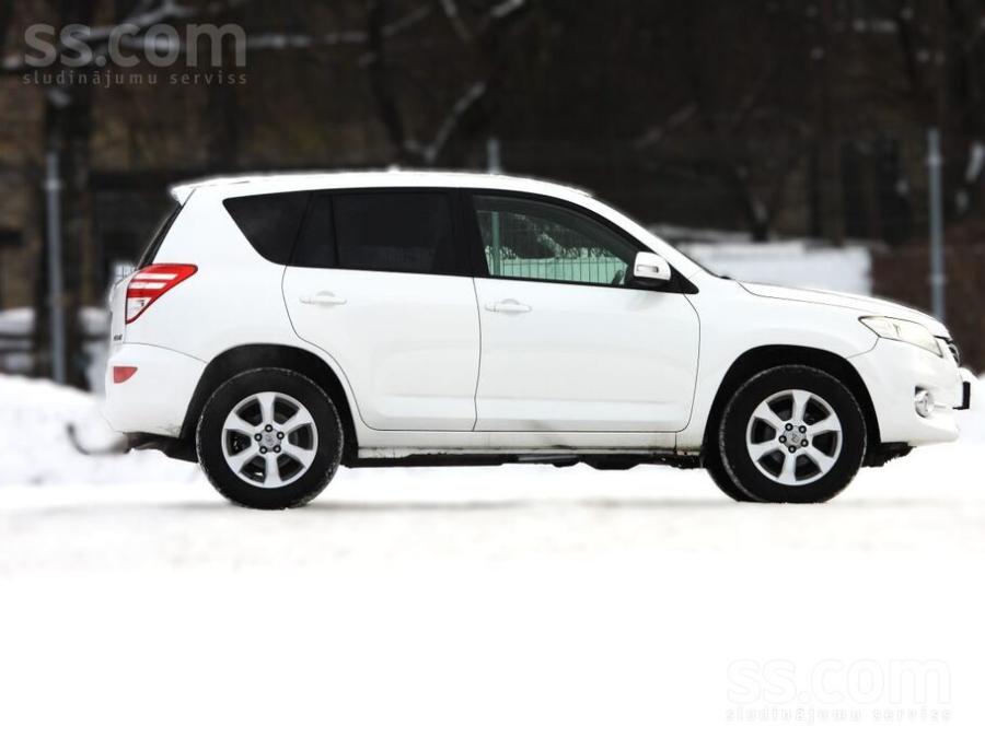 White Toyota RAV4 2012 in Riga, with an engine capacity of 2.20 L and mileage of 228 thousand km for 8790 €, photo 5 on AUTOMOTO.COM.LV