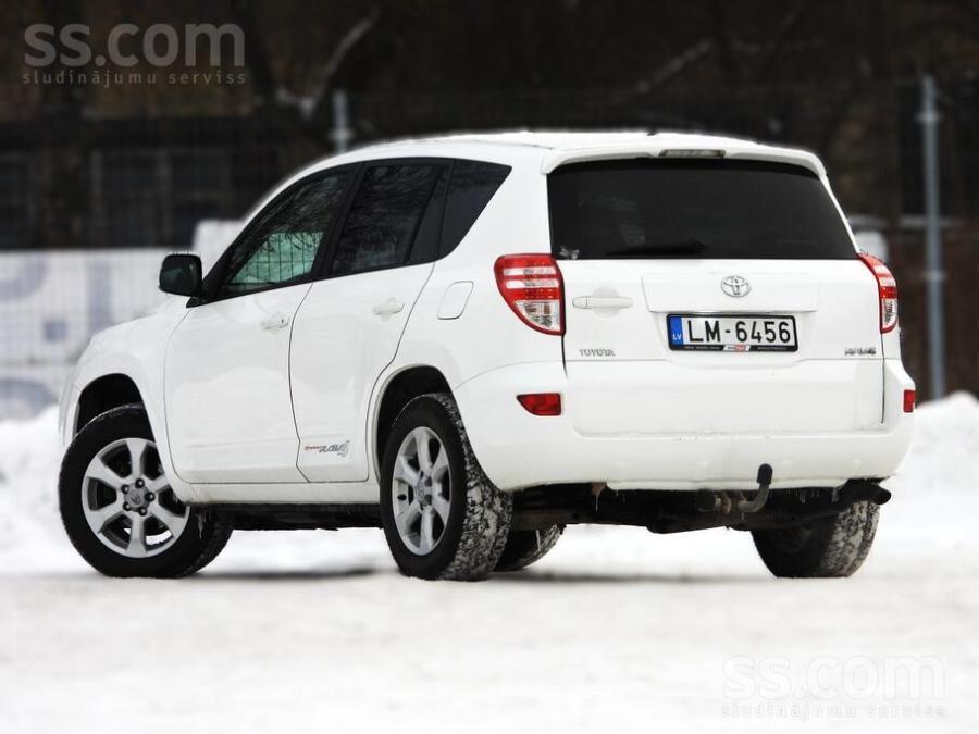 White Toyota RAV4 2012 in Riga, with an engine capacity of 2.20 L and mileage of 228 thousand km for 8790 €, photo 6 on AUTOMOTO.COM.LV