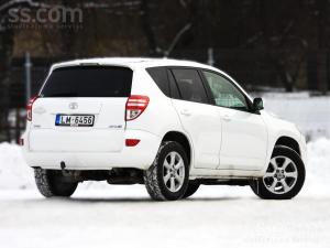 White Toyota RAV4 2012 in Riga, with an engine capacity of 2.20 L and mileage of 228 thousand km for 8790 €, photo 8 on AUTOMOTO.COM.LV