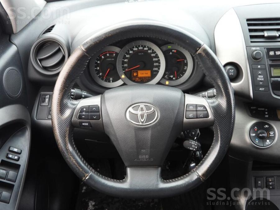 White Toyota RAV4 2012 in Riga, with an engine capacity of 2.20 L and mileage of 228 thousand km for 8790 €, photo 17 on AUTOMOTO.COM.LV