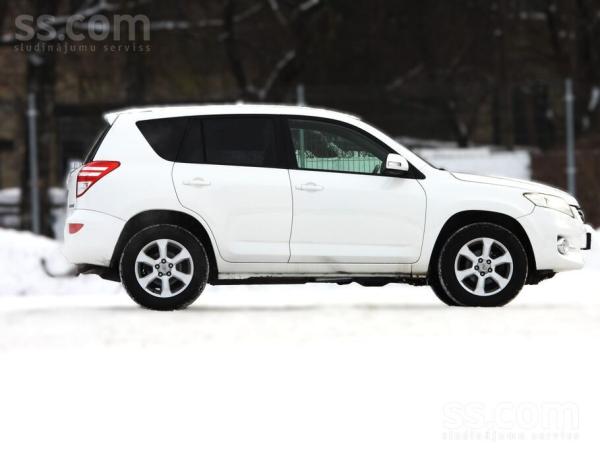 Balts Toyota RAV4 2012 Rīga, ar dzinēja tilpumu 2.20 L un nobraukumu 228 tūkst. km par 8790 €, foto 5 vietnē AUTOMOTO.COM.LV