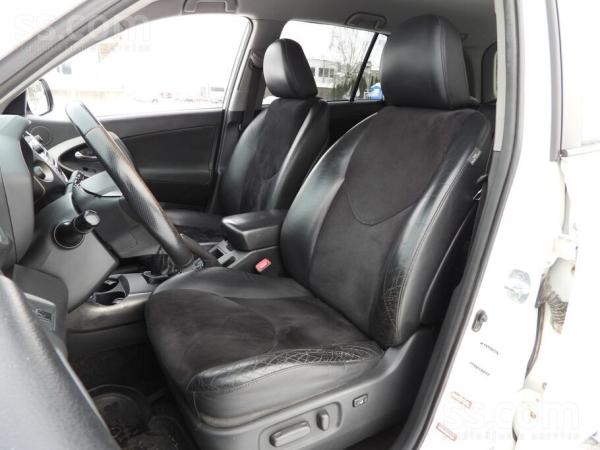 Balts Toyota RAV4 2012 Rīga, ar dzinēja tilpumu 2.20 L un nobraukumu 228 tūkst. km par 8790 €, foto 9 vietnē AUTOMOTO.COM.LV