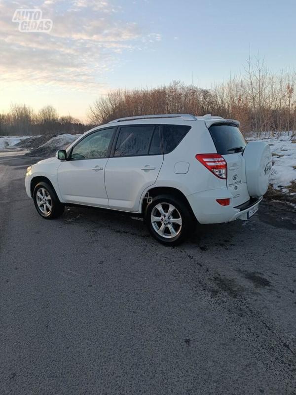 White Toyota RAV4 2012 in Vilnius, with an engine capacity of 2.20 L and mileage of 282 thousand km for 6500 €, photo 6 on AUTOMOTO.COM.LV