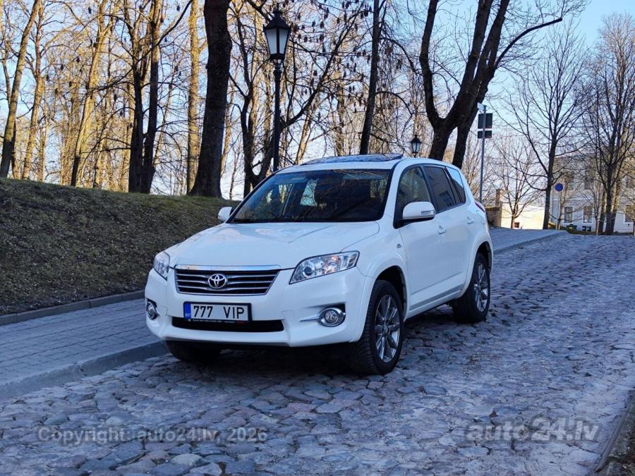 White Toyota RAV4 2012 in Tartu, with an engine capacity of 2.20 L and mileage of 238 thousand km for 9900 €, photo 1 on AUTOMOTO.COM.LV