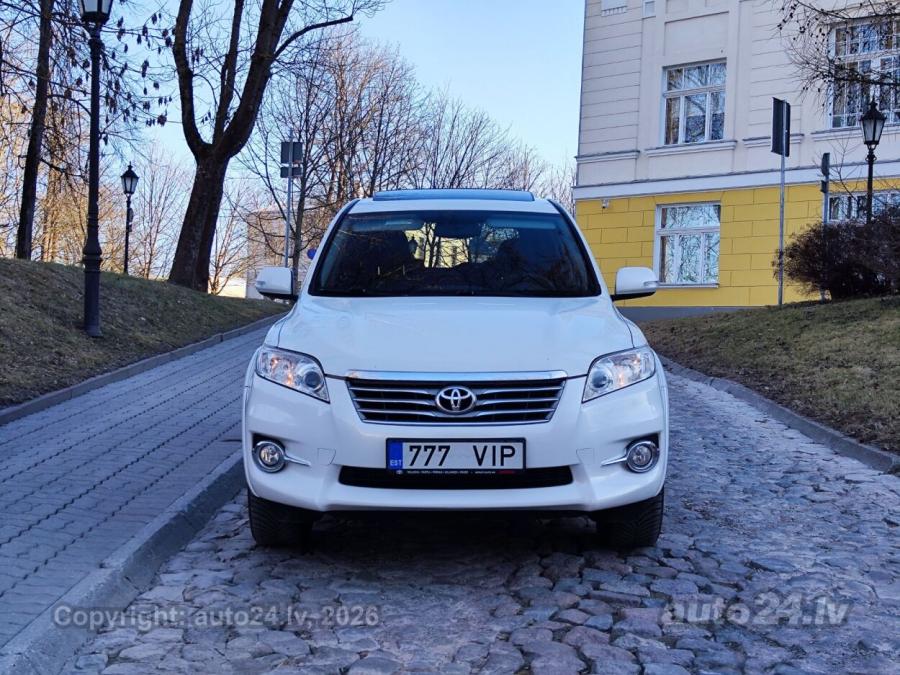 White Toyota RAV4 2012 in Tartu, with an engine capacity of 2.20 L and mileage of 238 thousand km for 9900 €, photo 3 on AUTOMOTO.COM.LV