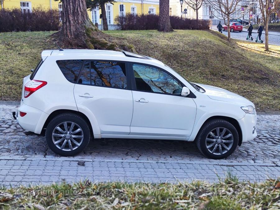 White Toyota RAV4 2012 in Tartu, with an engine capacity of 2.20 L and mileage of 238 thousand km for 9900 €, photo 5 on AUTOMOTO.COM.LV