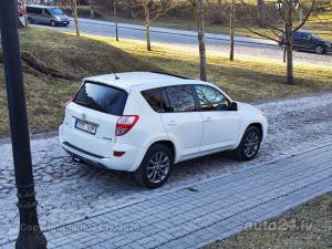 White Toyota RAV4 2012 in Tartu, with an engine capacity of 2.20 L and mileage of 238 thousand km for 9900 €, photo 6 on AUTOMOTO.COM.LV