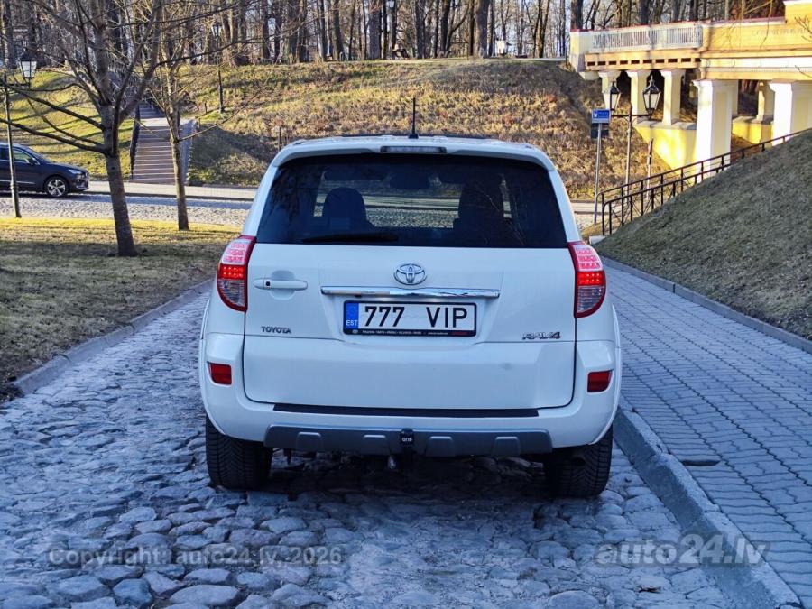 White Toyota RAV4 2012 in Tartu, with an engine capacity of 2.20 L and mileage of 238 thousand km for 9900 €, photo 7 on AUTOMOTO.COM.LV