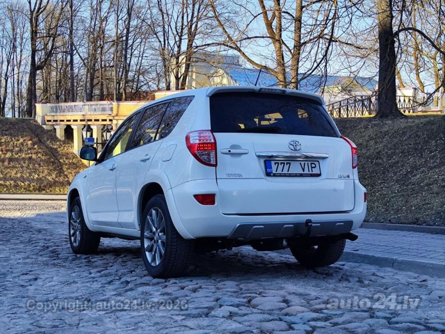 White Toyota RAV4 2012 in Tartu, with an engine capacity of 2.20 L and mileage of 238 thousand km for 9900 €, photo 8 on AUTOMOTO.COM.LV