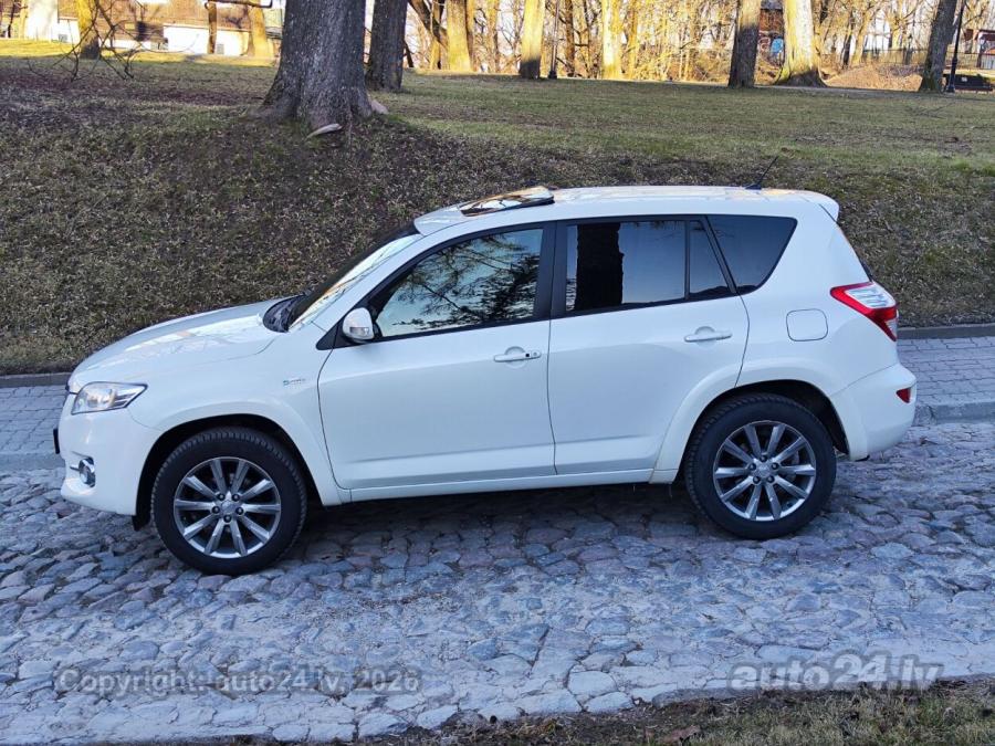 White Toyota RAV4 2012 in Tartu, with an engine capacity of 2.20 L and mileage of 238 thousand km for 9900 €, photo 11 on AUTOMOTO.COM.LV