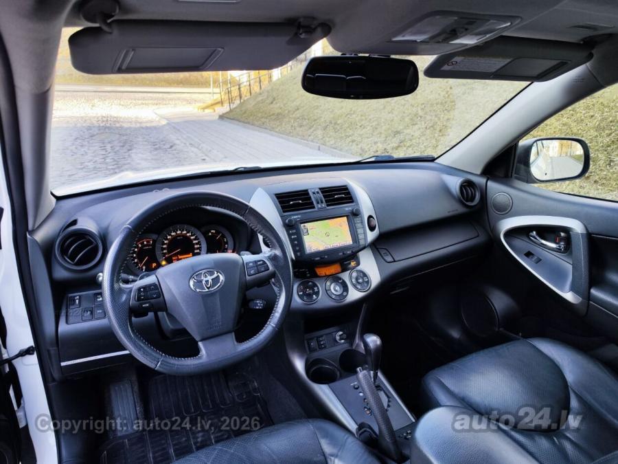 White Toyota RAV4 2012 in Tartu, with an engine capacity of 2.20 L and mileage of 238 thousand km for 9900 €, photo 12 on AUTOMOTO.COM.LV