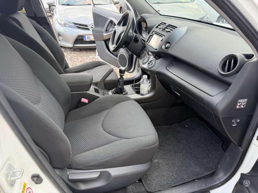 Balts Toyota RAV4 2012 Utena, ar dzinēja tilpumu 2.23 L un nobraukumu 278 tūkst. km par 6290 €, foto 8 vietnē AUTOMOTO.COM.LV