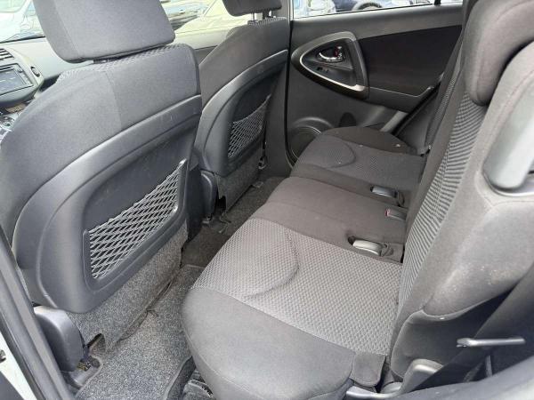 Balts Toyota RAV4 2012 Utena, ar dzinēja tilpumu 2.23 L un nobraukumu 278 tūkst. km par 6290 €, foto 8 vietnē AUTOMOTO.COM.LV