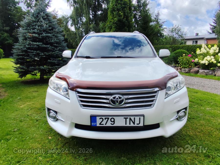 White Toyota RAV4 2012 in Tartu, with an engine capacity of 2.20 L and mileage of 280 thousand km for 8590 €, photo 1 on AUTOMOTO.COM.LV