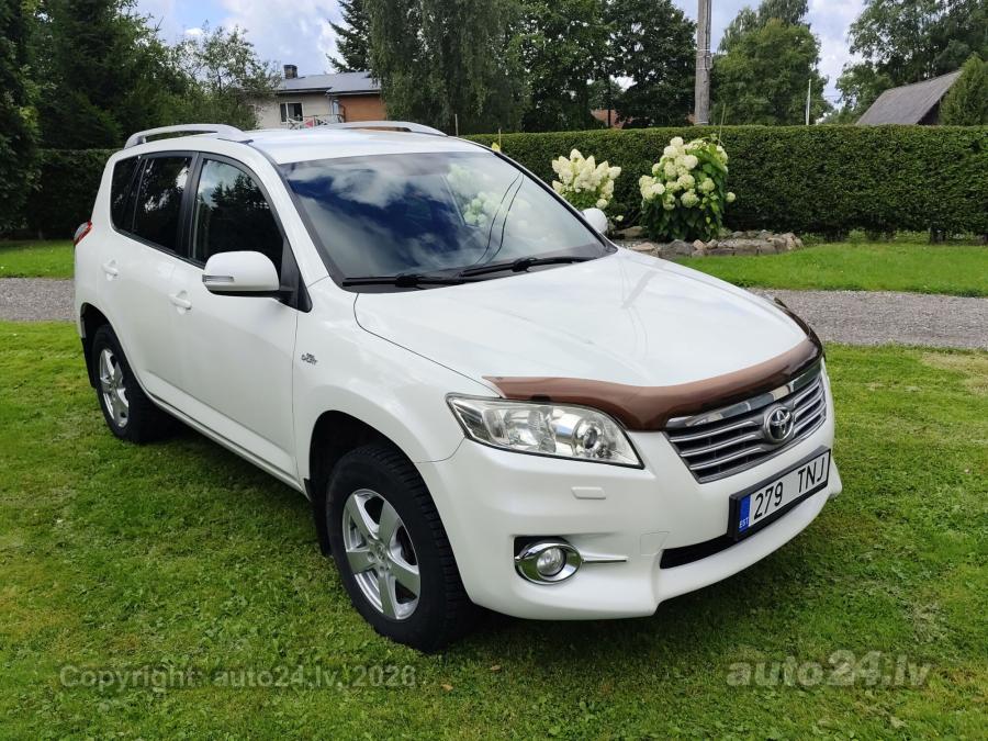 White Toyota RAV4 2012 in Tartu, with an engine capacity of 2.20 L and mileage of 280 thousand km for 8590 €, photo 3 on AUTOMOTO.COM.LV