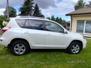White Toyota RAV4 2012 in Tartu, with an engine capacity of 2.20 L and mileage of 280 thousand km for 8590 €, photo 4 on AUTOMOTO.COM.LV