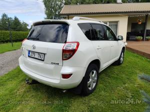 White Toyota RAV4 2012 in Tartu, with an engine capacity of 2.20 L and mileage of 280 thousand km for 8590 €, photo 5 on AUTOMOTO.COM.LV