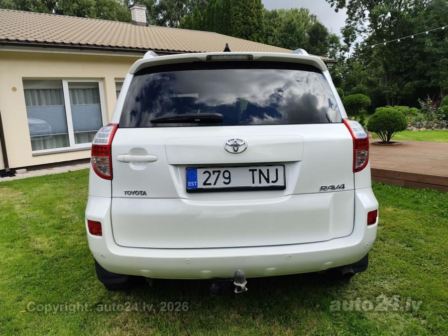 White Toyota RAV4 2012 in Tartu, with an engine capacity of 2.20 L and mileage of 280 thousand km for 8590 €, photo 6 on AUTOMOTO.COM.LV