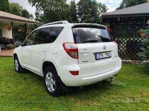 White Toyota RAV4 2012 in Tartu, with an engine capacity of 2.20 L and mileage of 280 thousand km for 8590 €, photo 7 on AUTOMOTO.COM.LV
