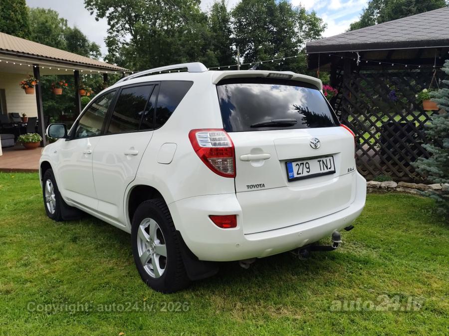 White Toyota RAV4 2012 in Tartu, with an engine capacity of 2.20 L and mileage of 280 thousand km for 8590 €, photo 7 on AUTOMOTO.COM.LV