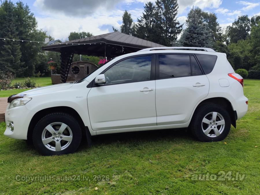 White Toyota RAV4 2012 in Tartu, with an engine capacity of 2.20 L and mileage of 280 thousand km for 8590 €, photo 8 on AUTOMOTO.COM.LV