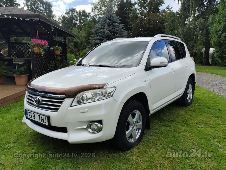 White Toyota RAV4 2012 in Tartu, with an engine capacity of 2.20 L and mileage of 280 thousand km for 8590 €, photo 9 on AUTOMOTO.COM.LV