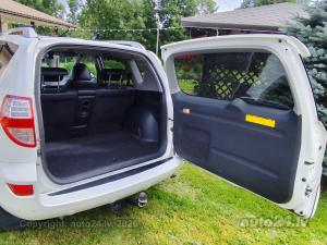 White Toyota RAV4 2012 in Tartu, with an engine capacity of 2.20 L and mileage of 280 thousand km for 8590 €, photo 10 on AUTOMOTO.COM.LV