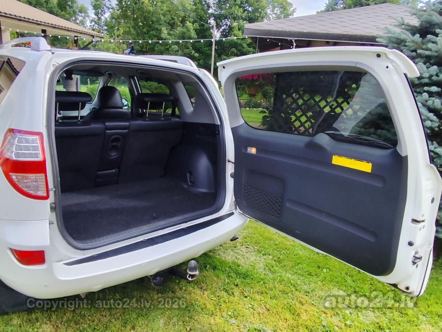 White Toyota RAV4 2012 in Tartu, with an engine capacity of 2.20 L and mileage of 280 thousand km for 8590 €, photo 10 on AUTOMOTO.COM.LV