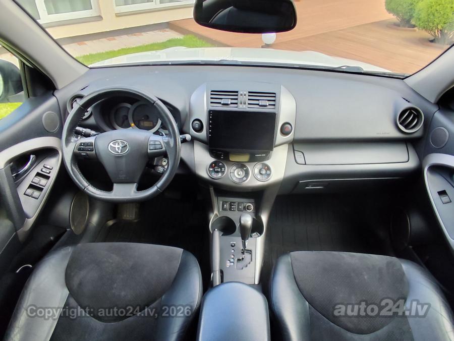 White Toyota RAV4 2012 in Tartu, with an engine capacity of 2.20 L and mileage of 280 thousand km for 8590 €, photo 11 on AUTOMOTO.COM.LV