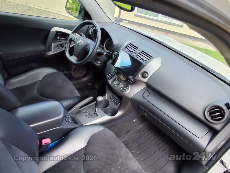 White Toyota RAV4 2012 in Tartu, with an engine capacity of 2.20 L and mileage of 280 thousand km for 8590 €, photo 12 on AUTOMOTO.COM.LV