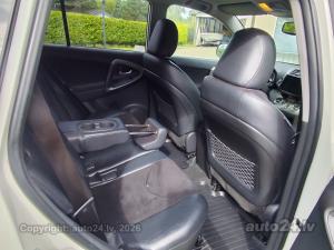 White Toyota RAV4 2012 in Tartu, with an engine capacity of 2.20 L and mileage of 280 thousand km for 8590 €, photo 13 on AUTOMOTO.COM.LV