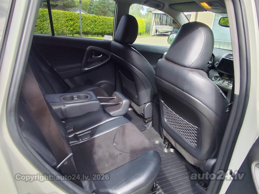 White Toyota RAV4 2012 in Tartu, with an engine capacity of 2.20 L and mileage of 280 thousand km for 8590 €, photo 13 on AUTOMOTO.COM.LV