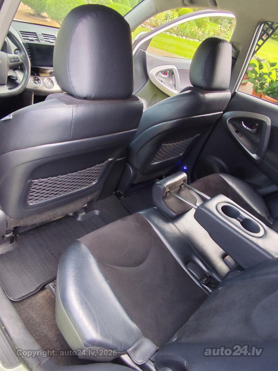 White Toyota RAV4 2012 in Tartu, with an engine capacity of 2.20 L and mileage of 280 thousand km for 8590 €, photo 14 on AUTOMOTO.COM.LV