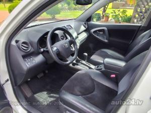 White Toyota RAV4 2012 in Tartu, with an engine capacity of 2.20 L and mileage of 280 thousand km for 8590 €, photo 15 on AUTOMOTO.COM.LV