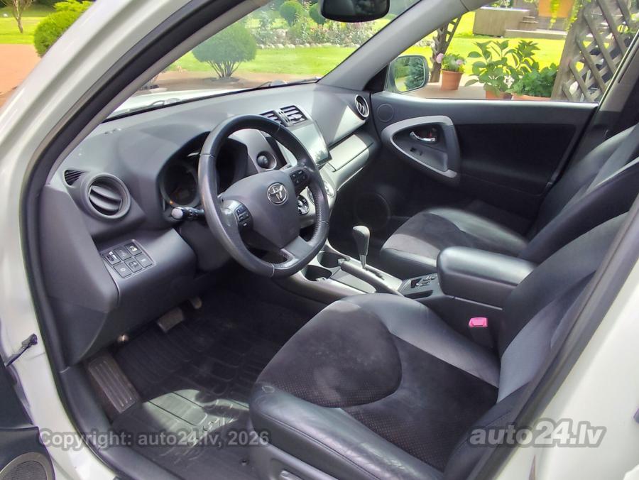 White Toyota RAV4 2012 in Tartu, with an engine capacity of 2.20 L and mileage of 280 thousand km for 8590 €, photo 15 on AUTOMOTO.COM.LV