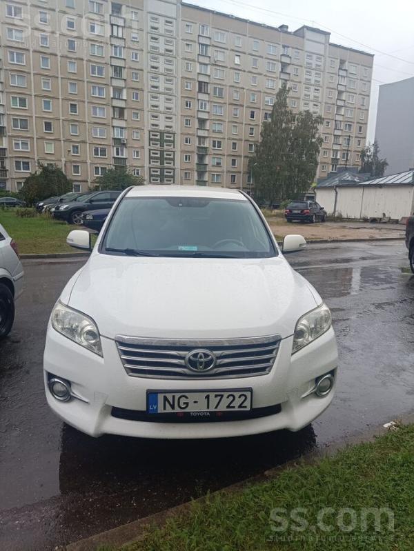 Toyota RAV4 2012 Rīga vietnē Balts Toyota RAV4 2012 Rīga, ar dzinēja tilpumu 2.20 L un nobraukumu 232 tūkst. km par 6500 €, foto 1 vietnē AUTOMOTO.COM.LV