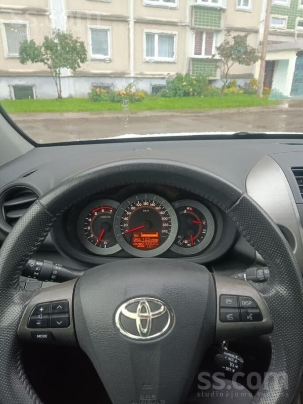 Toyota RAV4 2012 Rīga vietnē Balts Toyota RAV4 2012 Rīga, ar dzinēja tilpumu 2.20 L un nobraukumu 232 tūkst. km par 6500 €, foto 7 vietnē AUTOMOTO.COM.LV