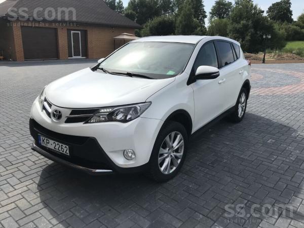 White Toyota RAV4 2013 in Daugavpils, with an engine capacity of 2.20 L and mileage of 270 thousand km for 4555 €, photo 1 on AUTOMOTO.COM.LV