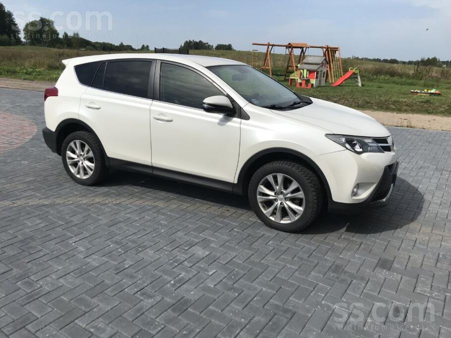 White Toyota RAV4 2013 in Daugavpils, with an engine capacity of 2.20 L and mileage of 270 thousand km for 4555 €, photo 2 on AUTOMOTO.COM.LV