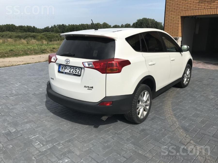 White Toyota RAV4 2013 in Daugavpils, with an engine capacity of 2.20 L and mileage of 270 thousand km for 4555 €, photo 3 on AUTOMOTO.COM.LV