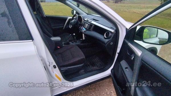 Balts Toyota RAV4 2013 Tallina, ar dzinēja tilpumu 2.20 L un nobraukumu 322 tūkst. km par 10500 €, foto 11 vietnē AUTOMOTO.COM.LV