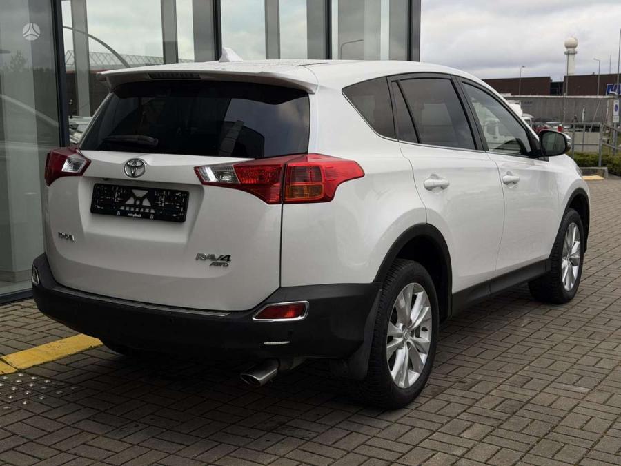 Balts Toyota RAV4 2013 Viļņa, ar dzinēja tilpumu 2.20 L un nobraukumu 190 tūkst. km par 12999 €, foto 5 vietnē AUTOMOTO.COM.LV