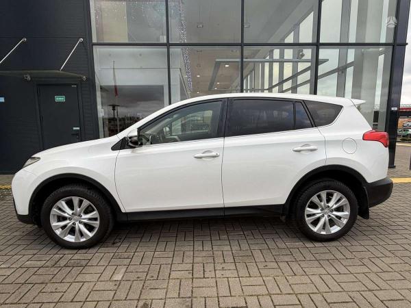 White Toyota RAV4 2013 in Vilnius, with an engine capacity of 2.23 L and mileage of 190 thousand km for 12999 €, photo 3 on AUTOMOTO.COM.LV