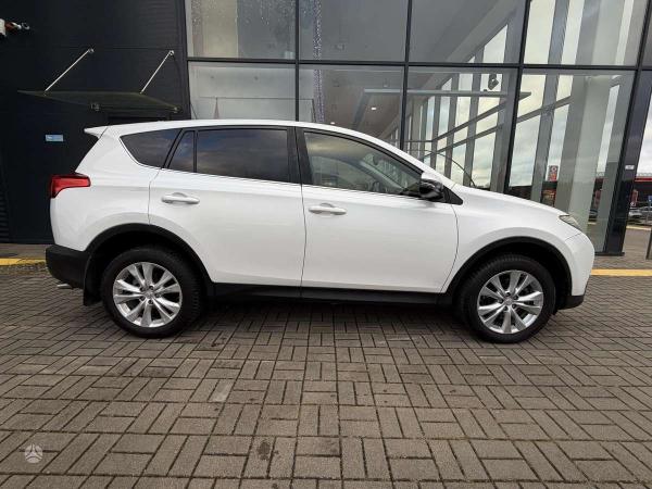 White Toyota RAV4 2013 in Vilnius, with an engine capacity of 2.23 L and mileage of 190 thousand km for 12999 €, photo 6 on AUTOMOTO.COM.LV